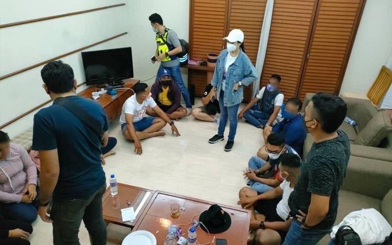 கேளிக்கை விருந்து: 2 போலீசார், 7 பெண்கள் உட்பட 14 பேர் கைது